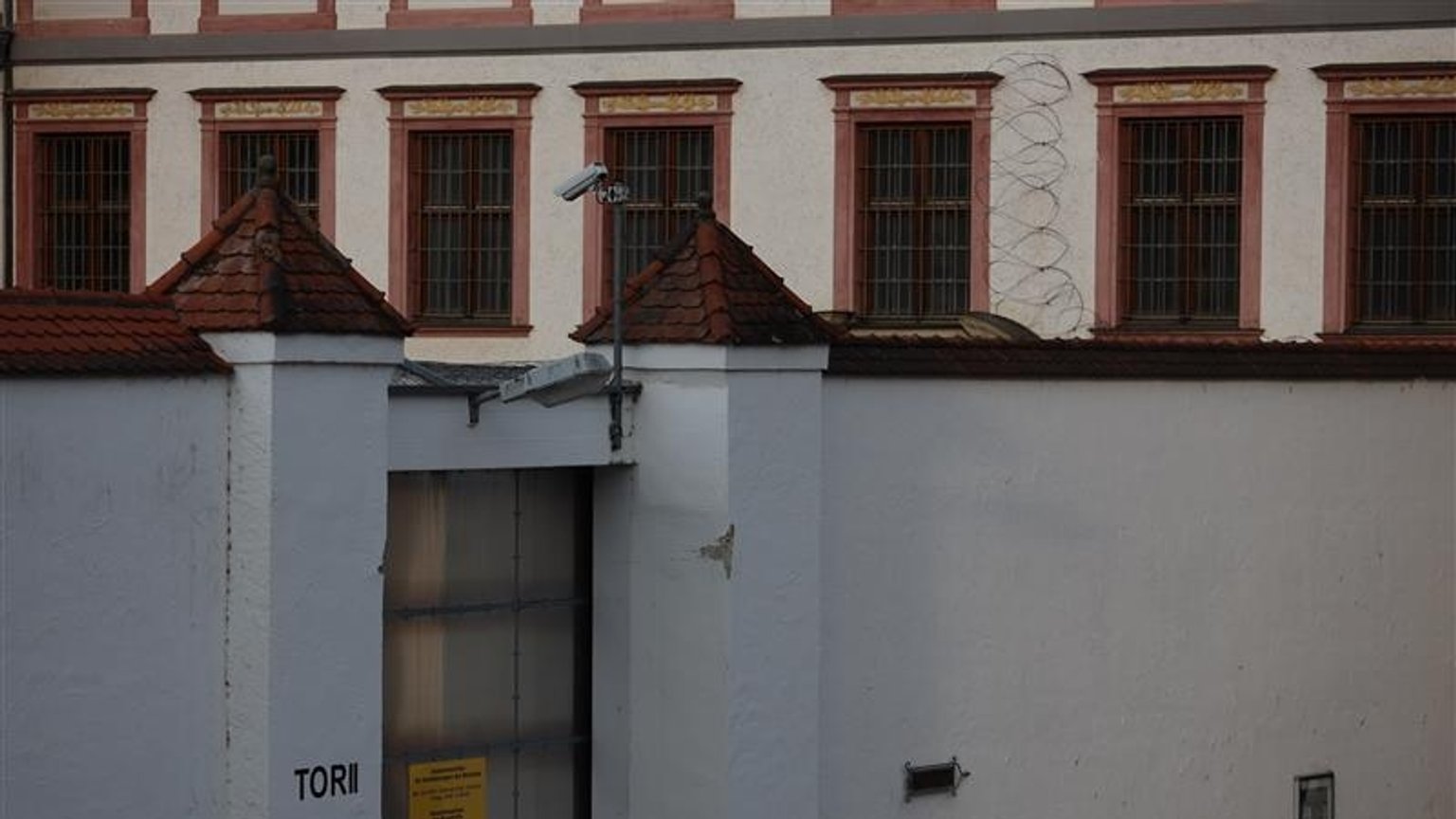 JVA Kaisheim: Beamter soll 22 Handys geschmuggelt haben | BR24