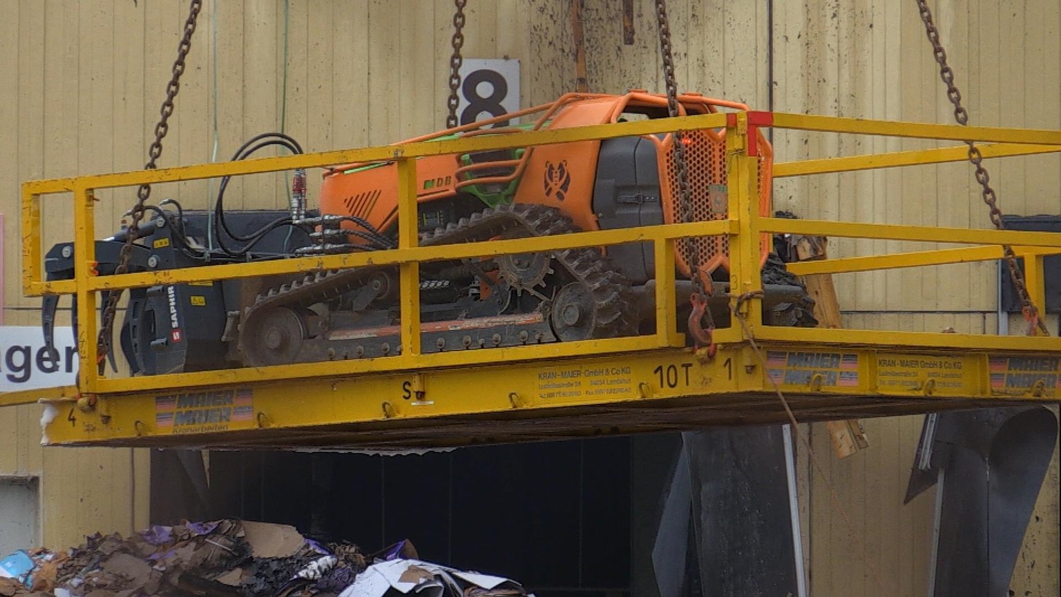 Nach Großbrand bei Brandt Schokoladen: Einsatz dauert an | BR24