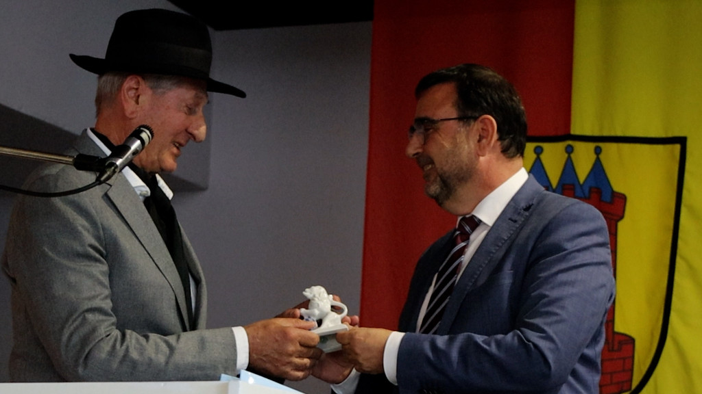 Bayerns größte Ehrenamtsbaustelle: Höchstädts Sportanlage fertig | BR24