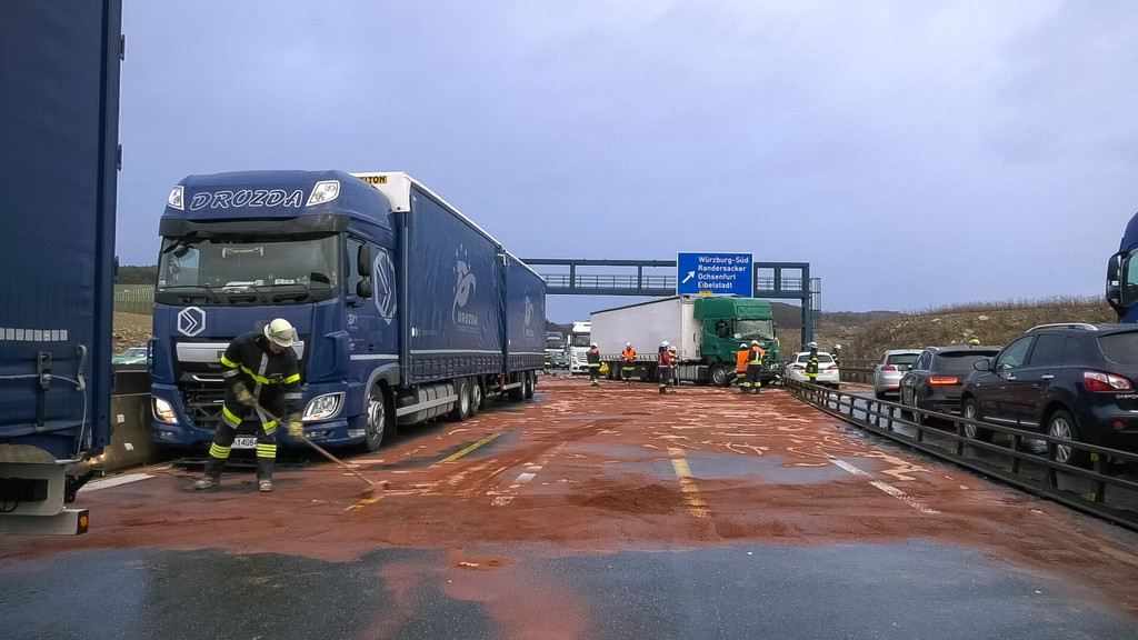 Lkw durchbricht Mittelleitplanke auf der A3 | BR24
