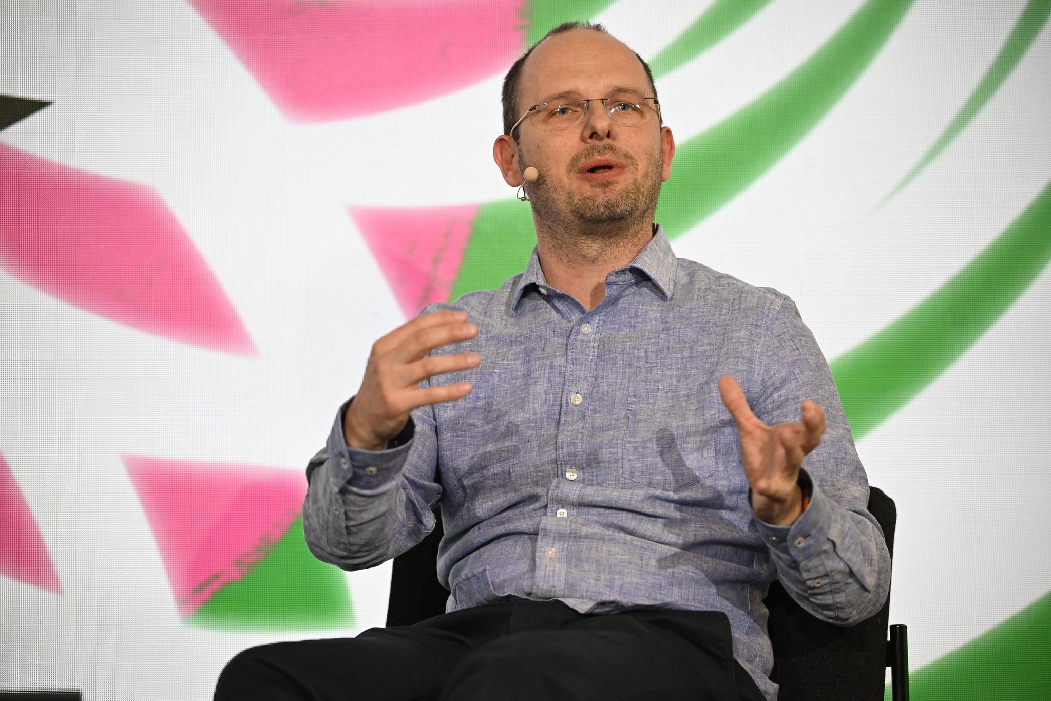 GitHub-Chef auf der DLD: Bald programmieren wir alle mit KI | BR24