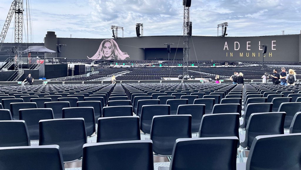 Adele in München: Der Aufbau der Mega-Bühne im Exklusiv-Video | BR24