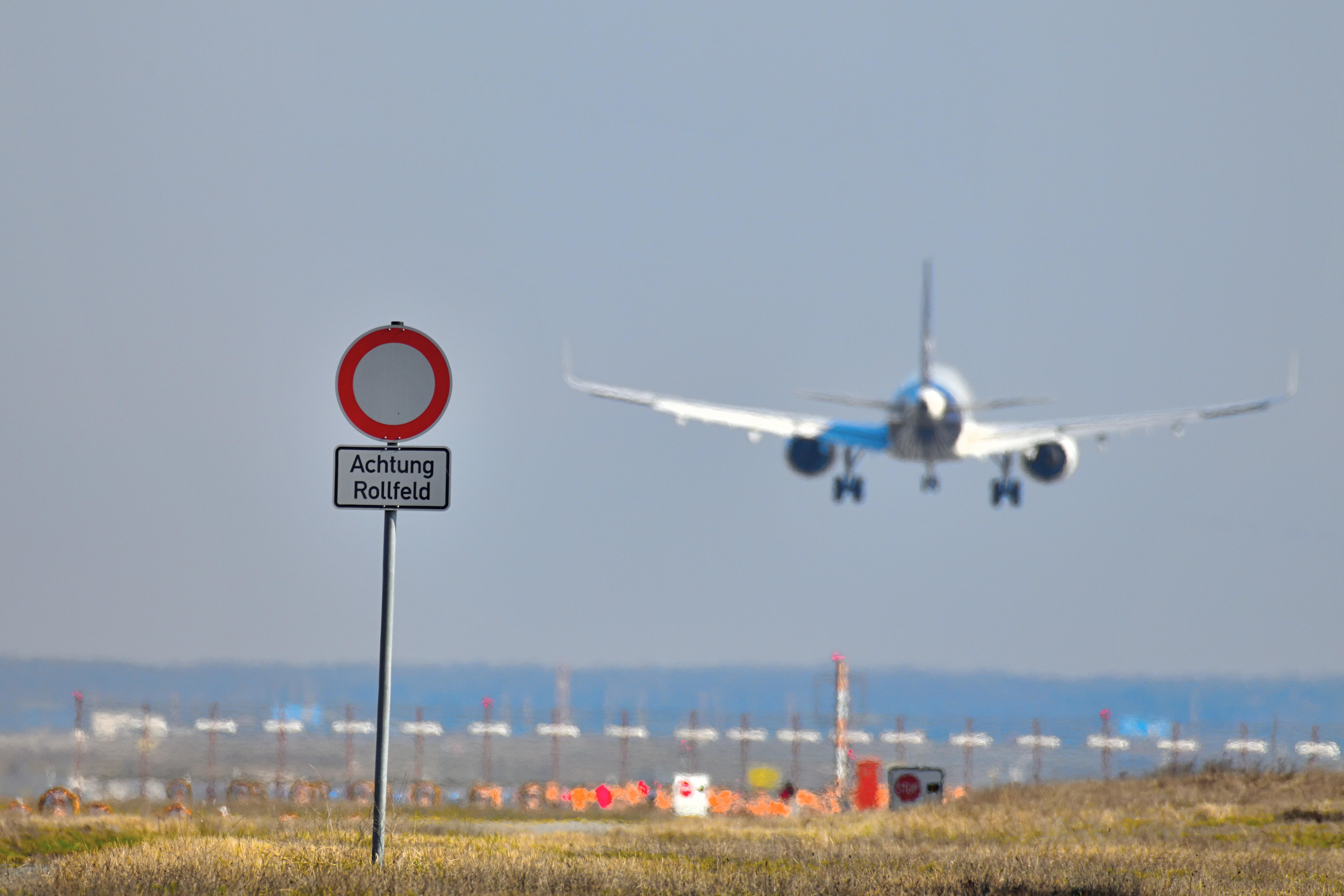 Wenn Hacker die Luftfahrt angreifen – "Jamming" und "Spoofing" | BR24