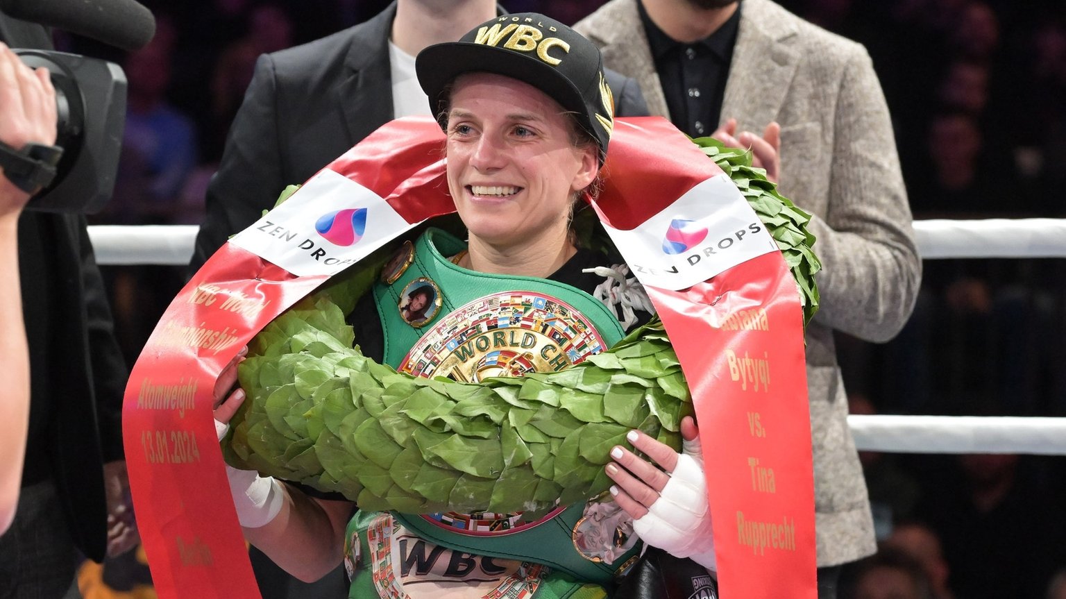 "Tiny Tina" Rupprecht jetzt WBO-, WBA- und WBC-Weltmeisterin | BR24