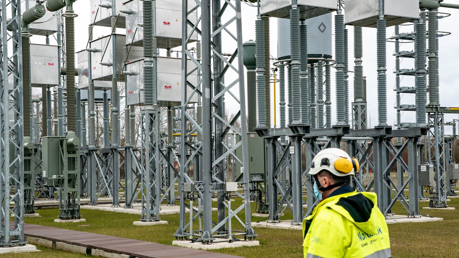 Suedlink: Erste Kabel für die Stromtrasse sind unter der Erde | BR24