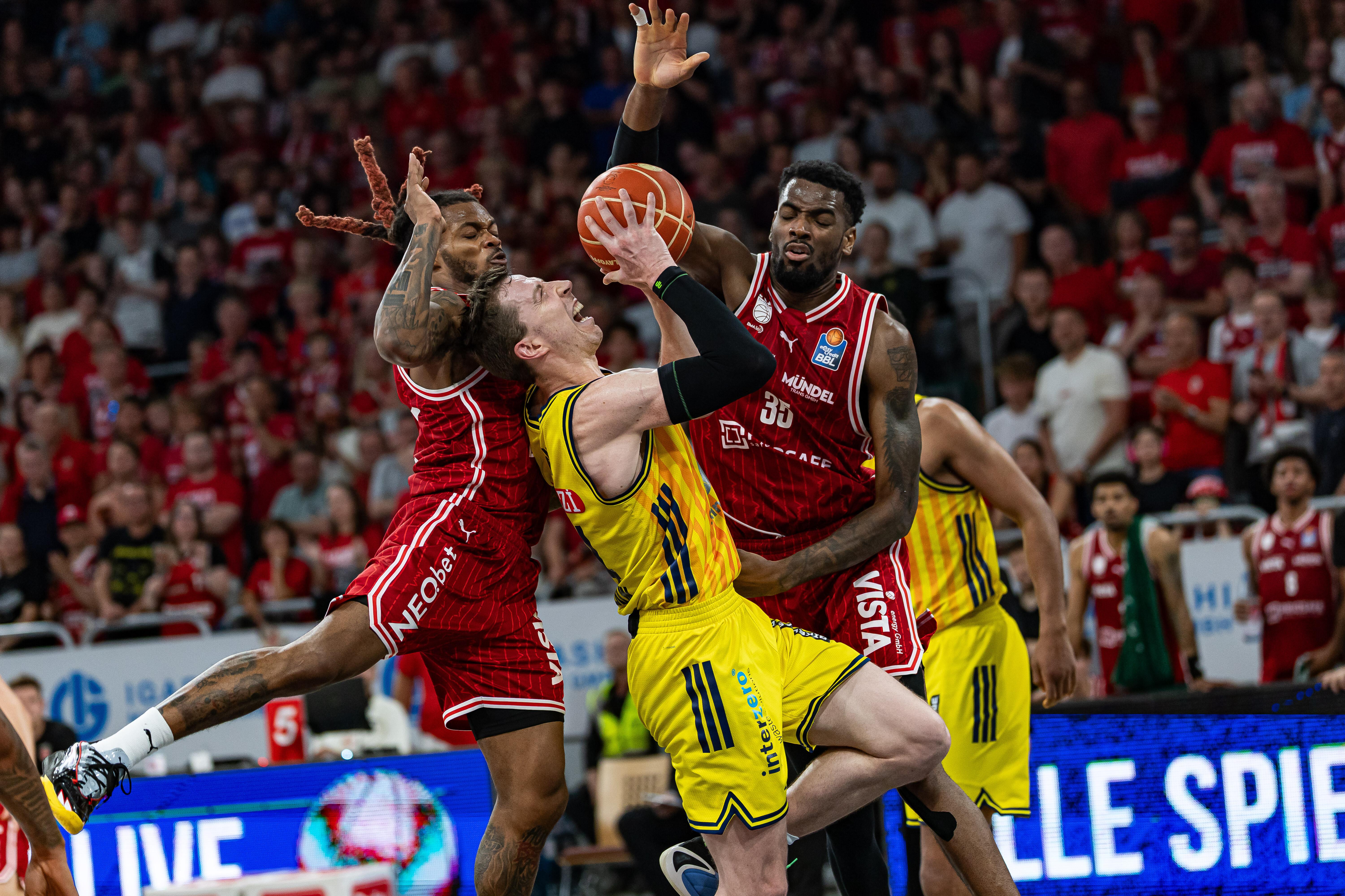 Alba taumelt, Bamberg brennt - vom 0:2 zum BBL-Wunder? | BR24