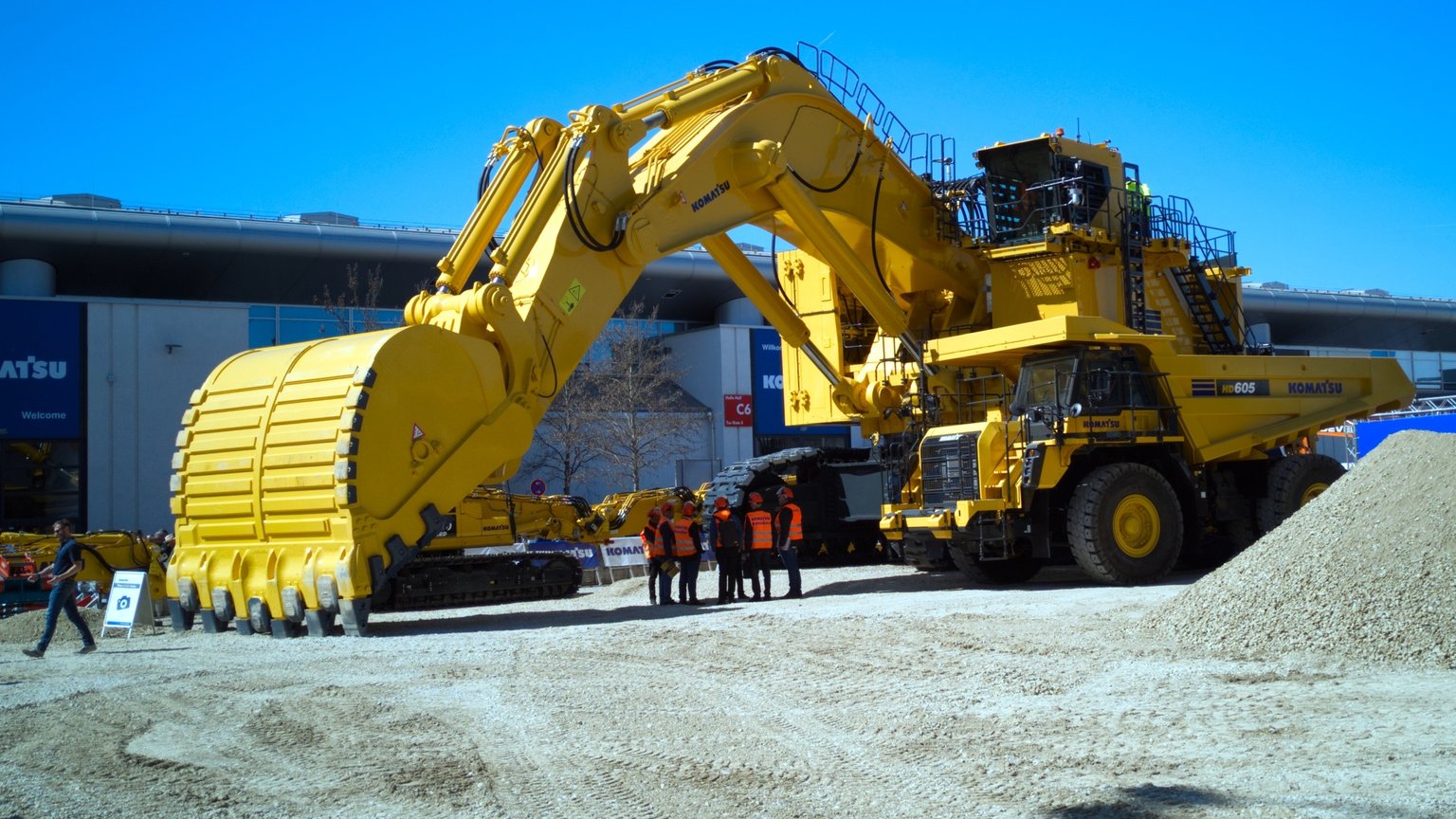 Mega-Maschinen und andere Superlative – Messe Bauma ist zu Ende | BR24