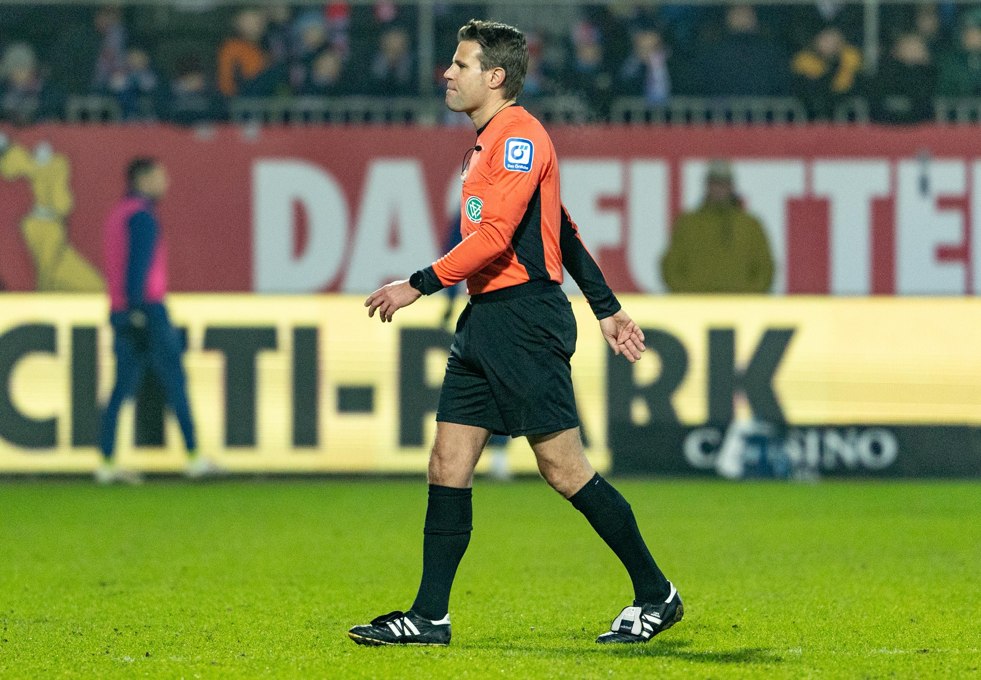 Die Wade: Schiedsrichter Felix Brych muss verletzt vom Feld | BR24