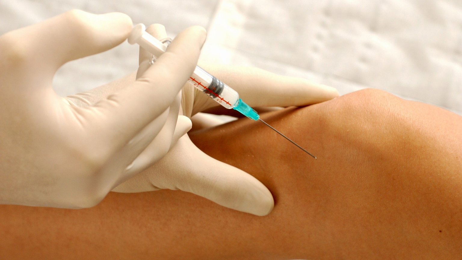 IGeL-Monitor: Hyaluron-Spritzen in Knie und Hüfte nutzlos | BR24