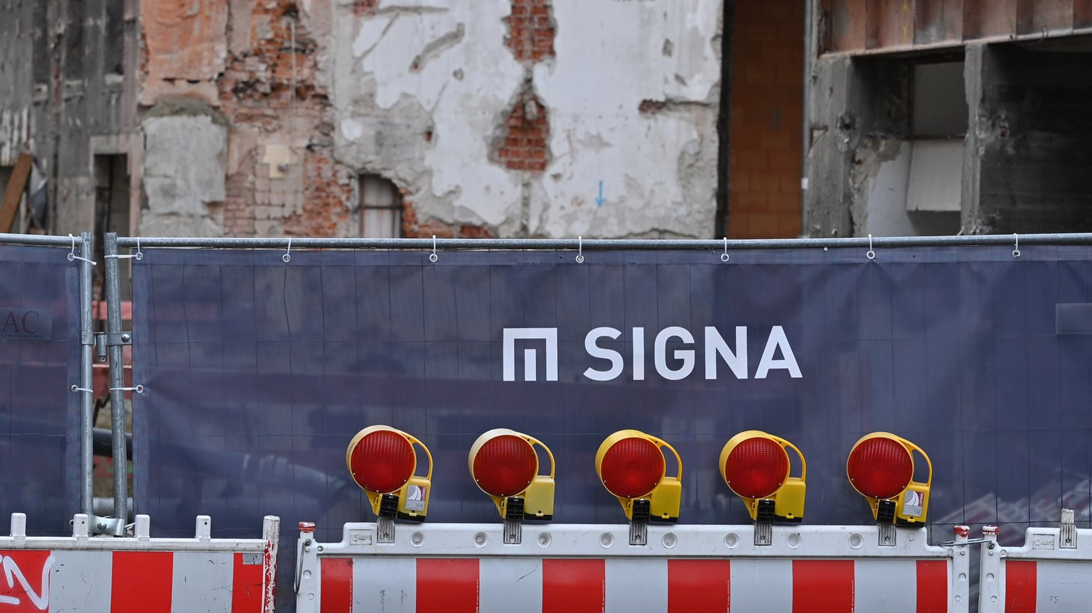 Wichtigste Gesellschaften der Signa-Gruppe kündigen Insolvenz an | BR24