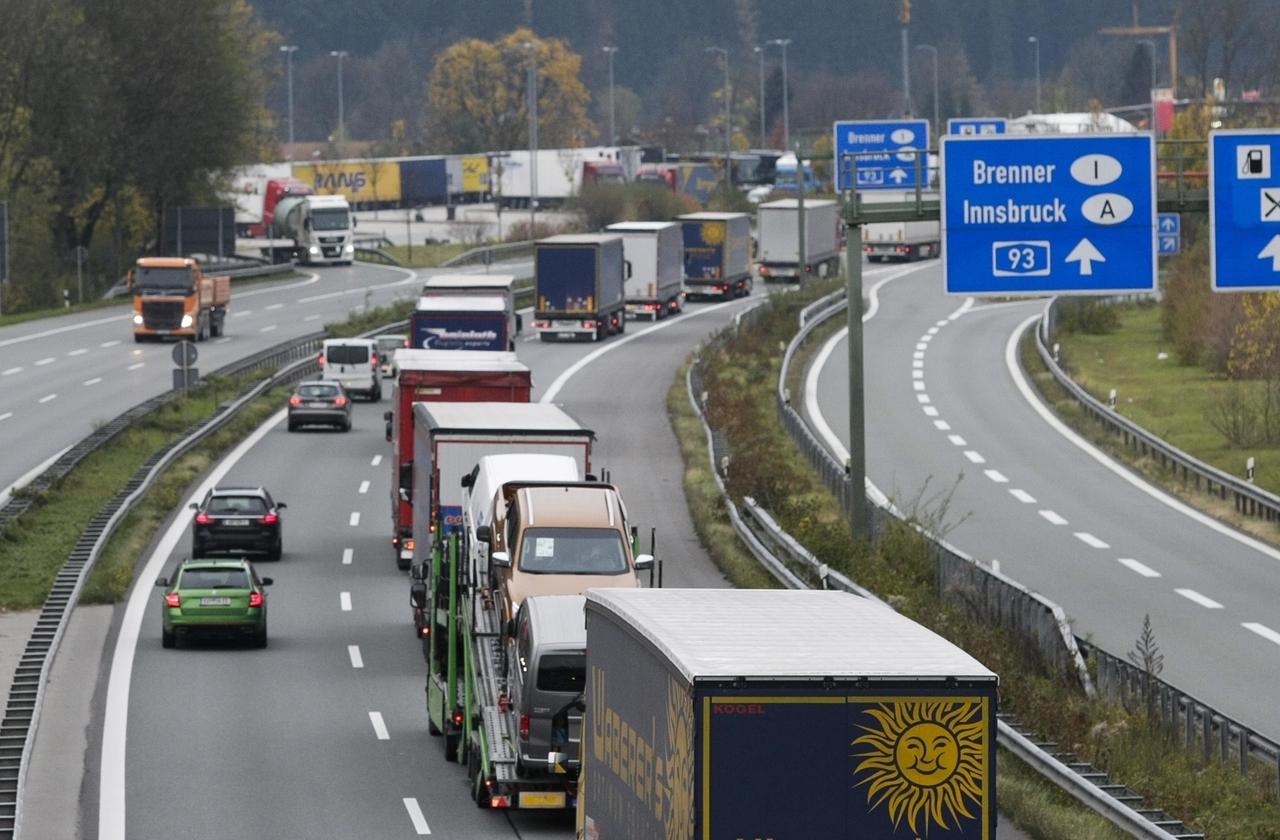 Brenner-Gipfel zur Lkw-Blockabfertigung in Tirol verschoben | BR24 Brenner-Gipfel zur Lkw-Blockabfertigung in Tirol verschoben | BR24