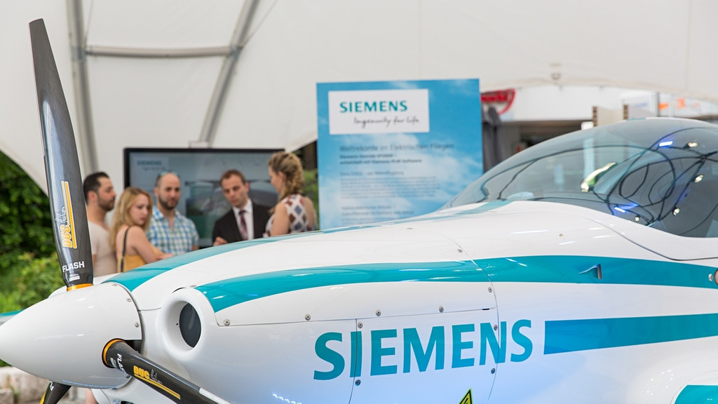 Siemens zeigt E-Flieger beim Flugplatzfest am Hetzleser Berg | BR24