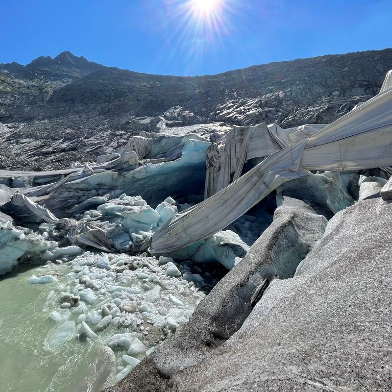 Klimakrise in den Alpen - Der Rhonegletscher verabschiedet sich - IQ ...