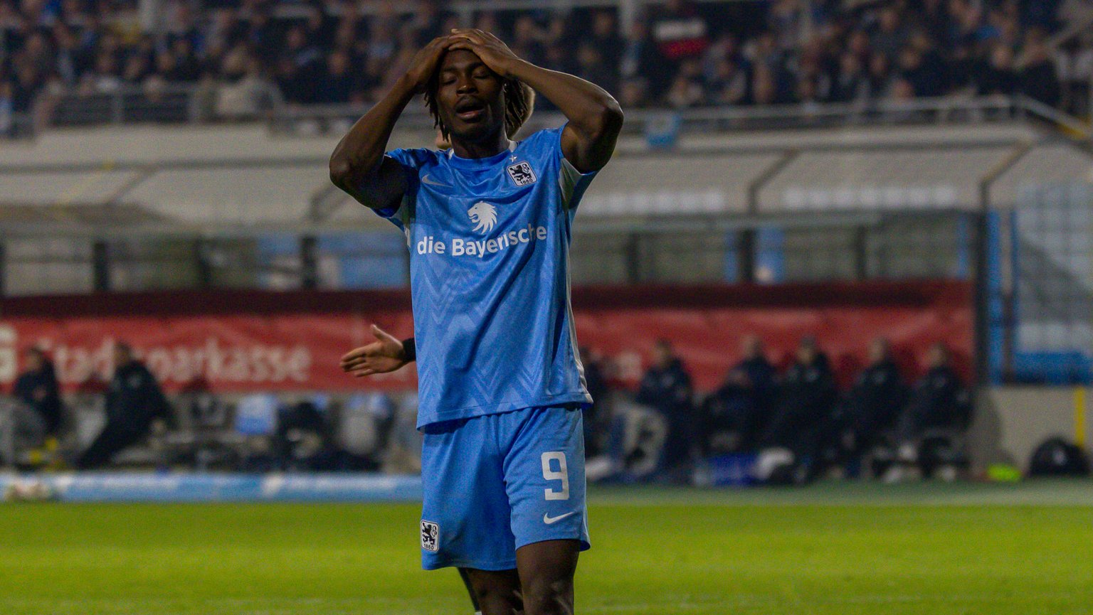 Löwen-Sieg dank Eigentor: 1860 München ringt Dortmund nieder | BR24