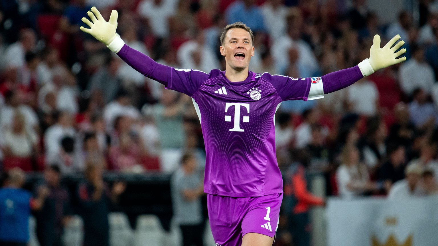 Gänsehaut pur: Díaz ehrt Jota beim Supercup-Sieg des FC Bayern | BR24