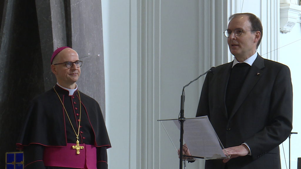 Bischofsweihe: Paul Reder ist Würzburgs neuer Weihbischof | BR24