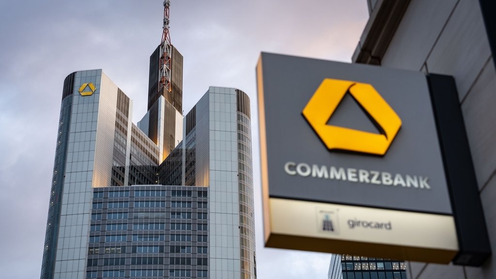 Das könnte eine Übernahme der Commerzbank für Kunden bedeuten | BR24
