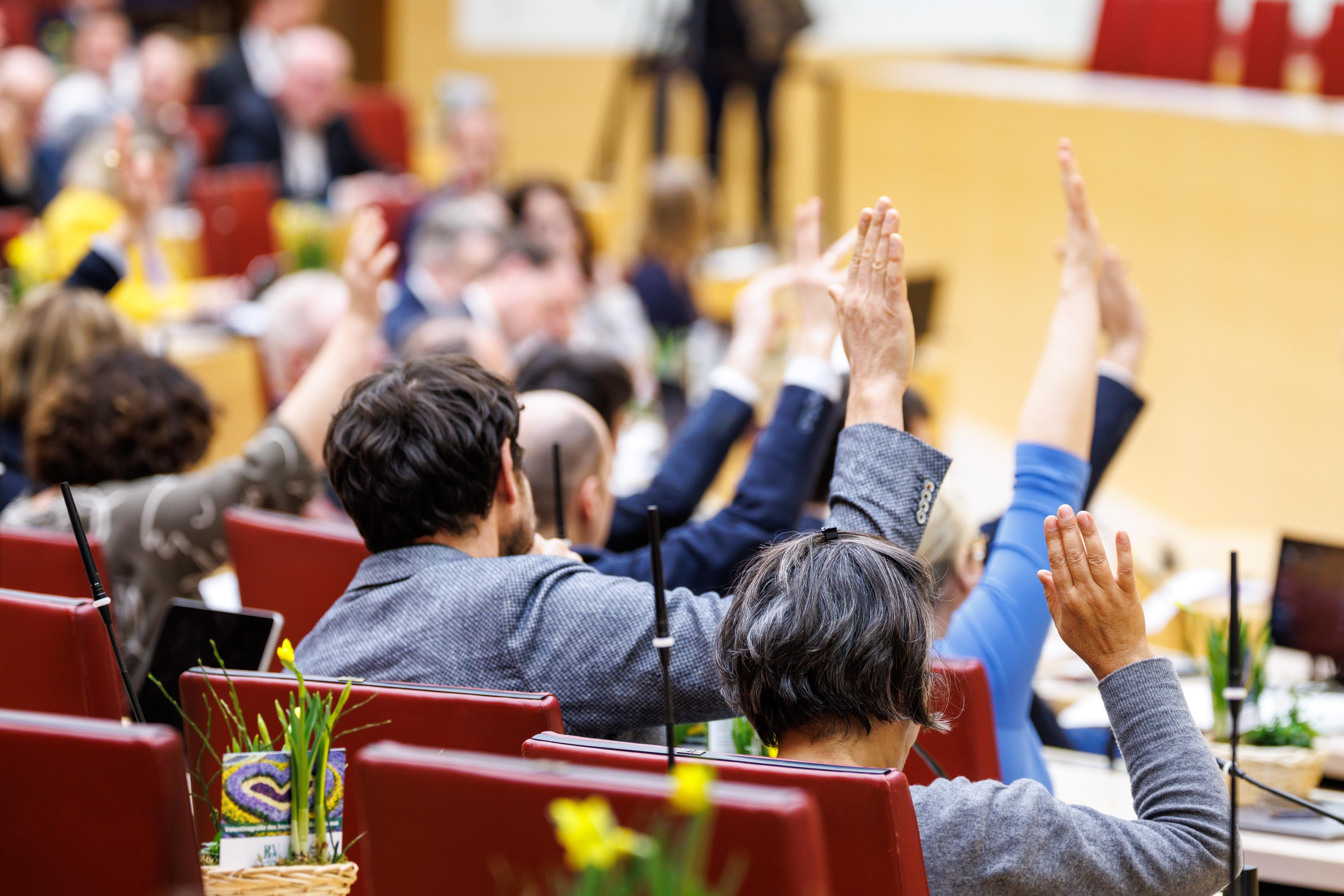 "AfD flutet Parlament": Wie der Landtag um Qualität ringt | BR24