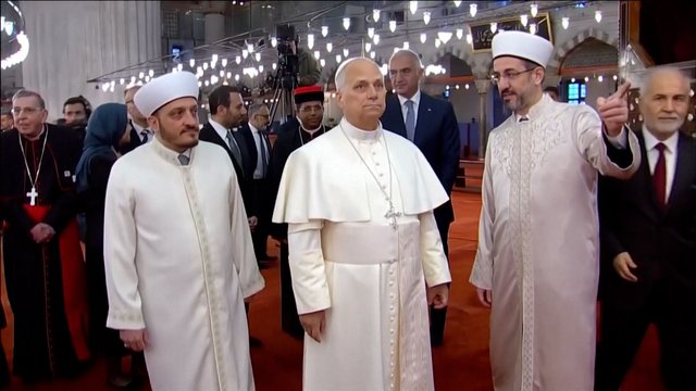 Papst Leo XIV. besucht Moschee in Istanbul - und betet nicht | BR24