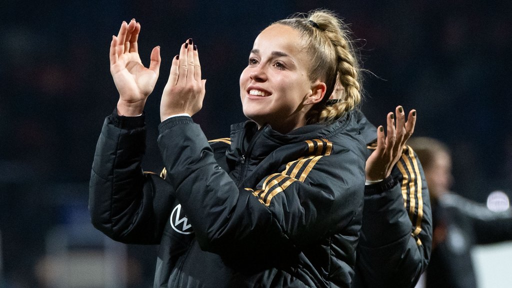 Gwinn führt Frauen-Nationalmannschaft als Kapitänin aufs Feld | BR24