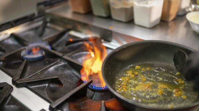 Gast wird beim Inder handgreiflich, weil er keine Pizza bekommt | BR24