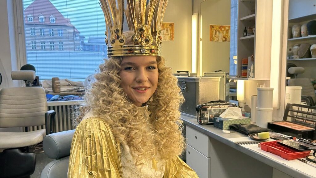 Neues Nürnberger Christkind zeigt sich erstmals im Gewand | BR24