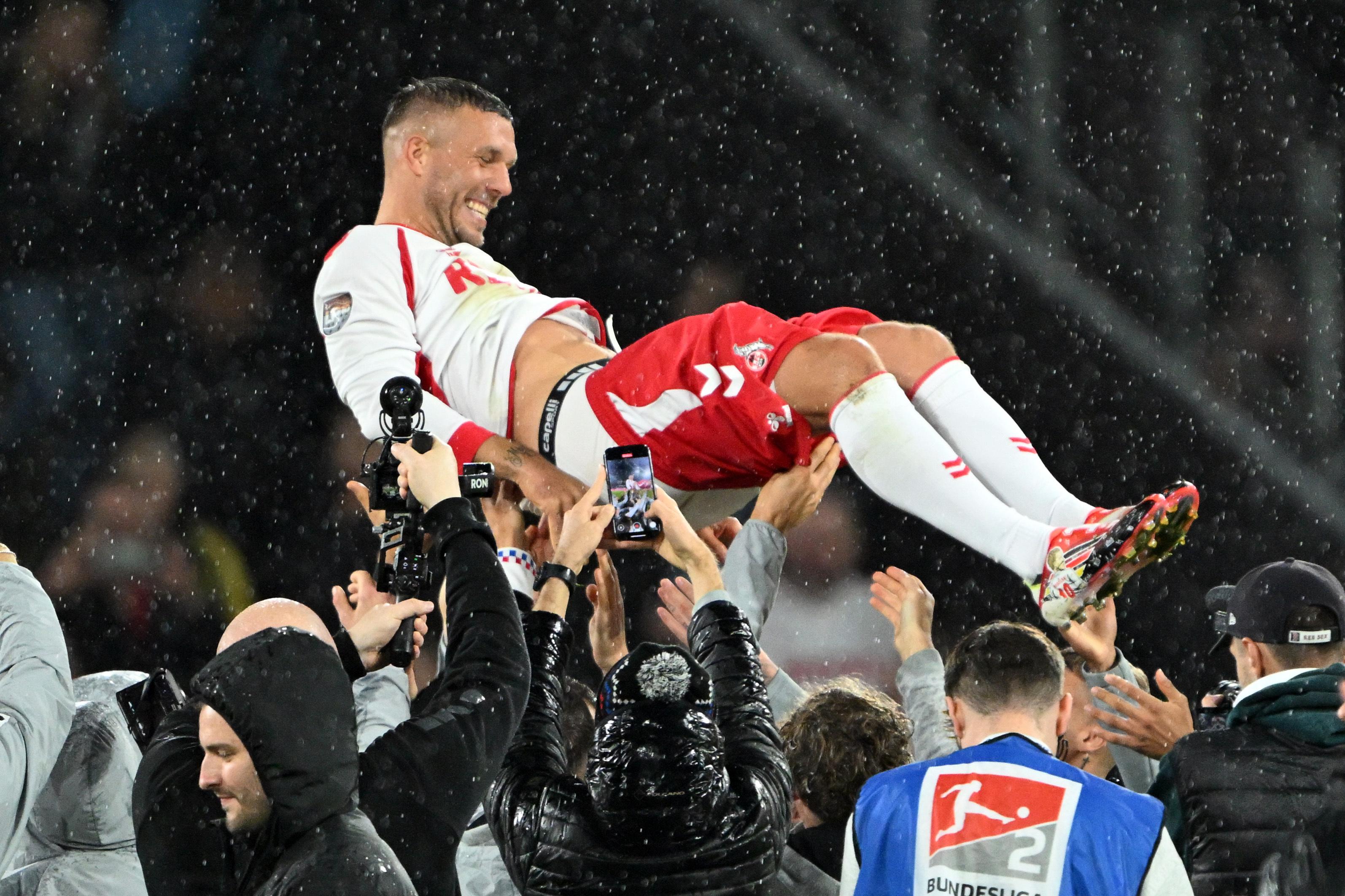 Ex-FCB-Star Lukas Podolski verabschiedet sich emotional in Köln | BR24