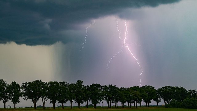 Gewitter-Asthma: Risikofaktoren Heuschnupfen und Unwetter | BR24