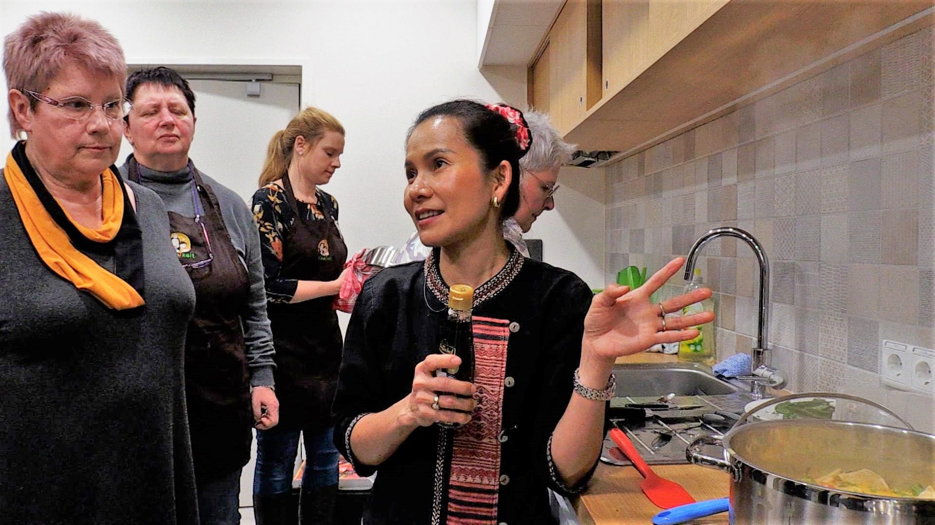 Vielfalt an einem Tisch - Gemeinsam kochen, zusammen essen | BR24