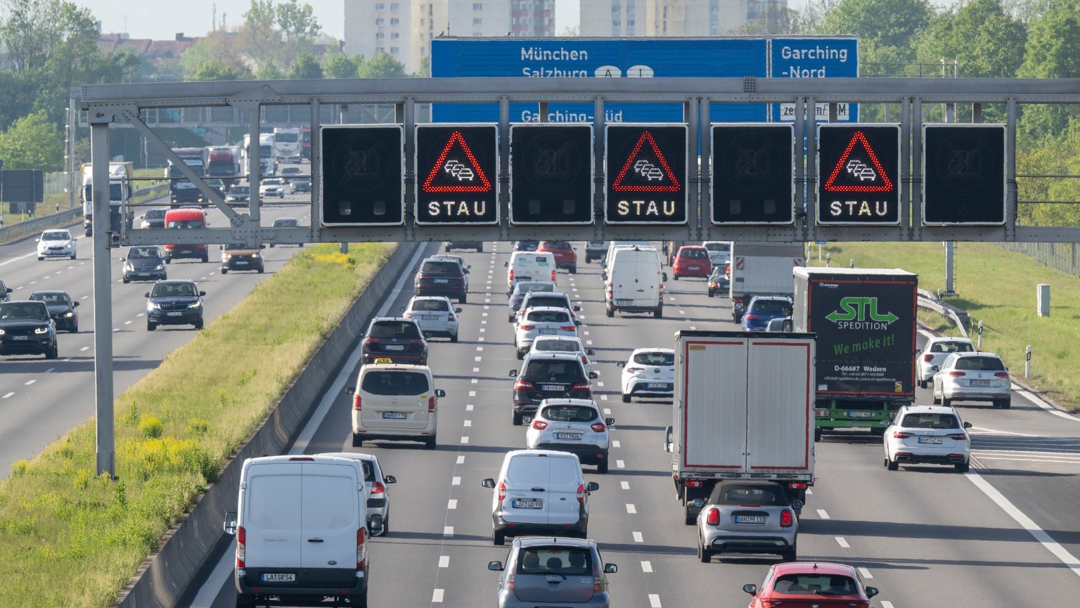 Ende der Pfingstferien – Staus und dichter Verkehr | BR24