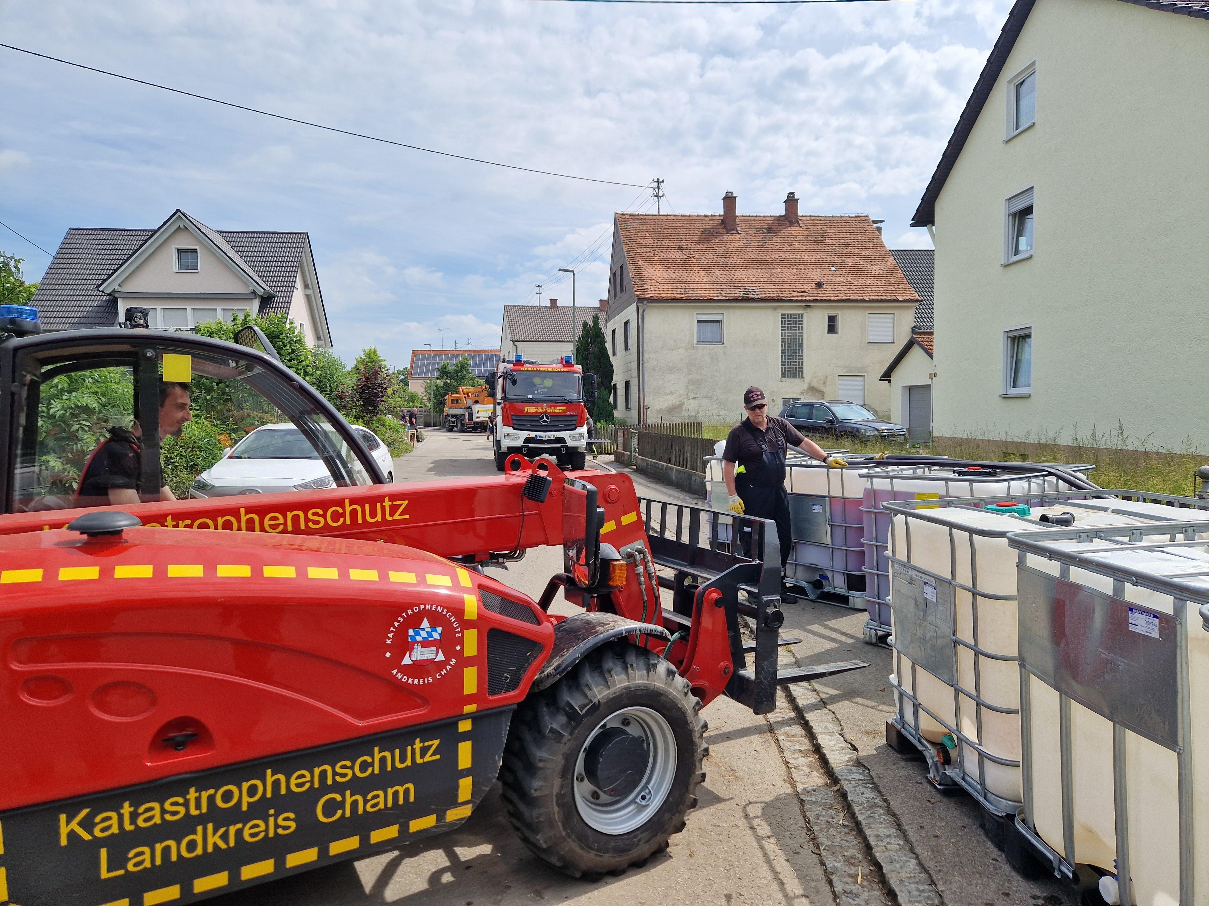 "Alles stinkt nach Öl": Feuerwehrmann über Hochwasser-Einsatz | BR24