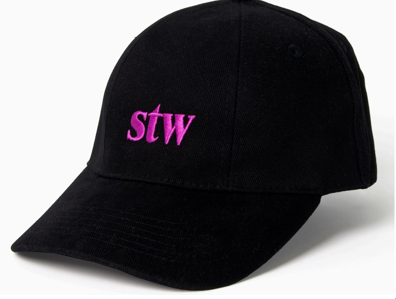 Kiwi-Schlappen und Suhrkamp-Cap: Der Aufstieg des Bücher-Merch | BR24