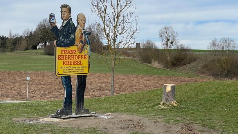 Ärger in Frontenhausen: Baum im "Eberhofer-Kreisel" gefällt | BR24