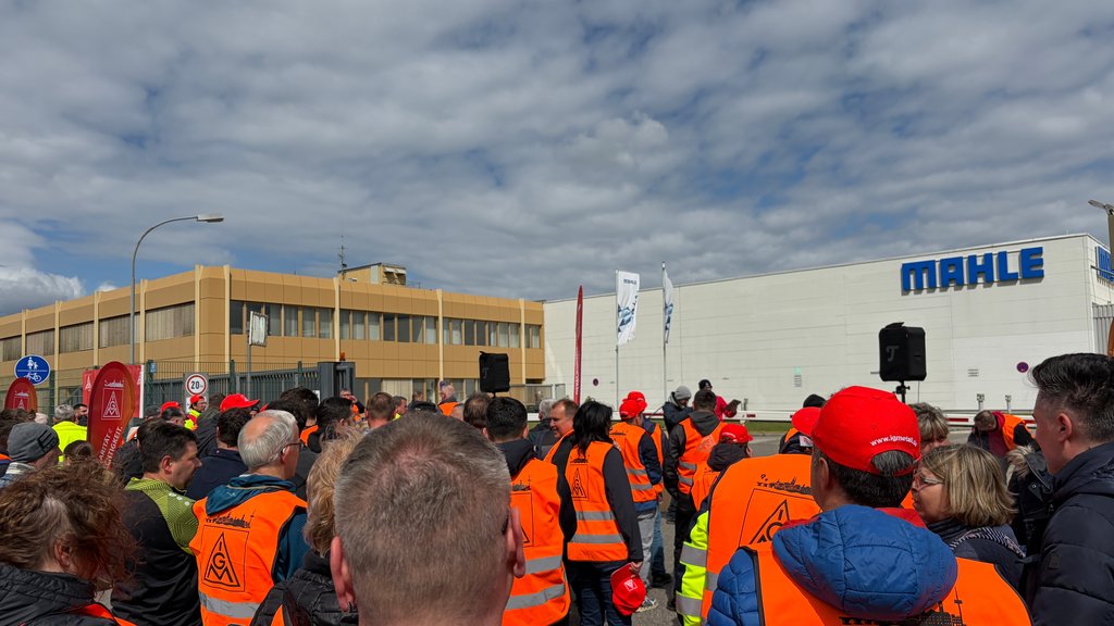 Autozulieferer Mahle: Mitarbeiter wollen unbefristet streiken | BR24