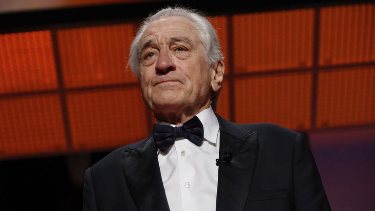 "Wir müssen handeln": Robert de Niro hält Rede gegen Trump | BR24