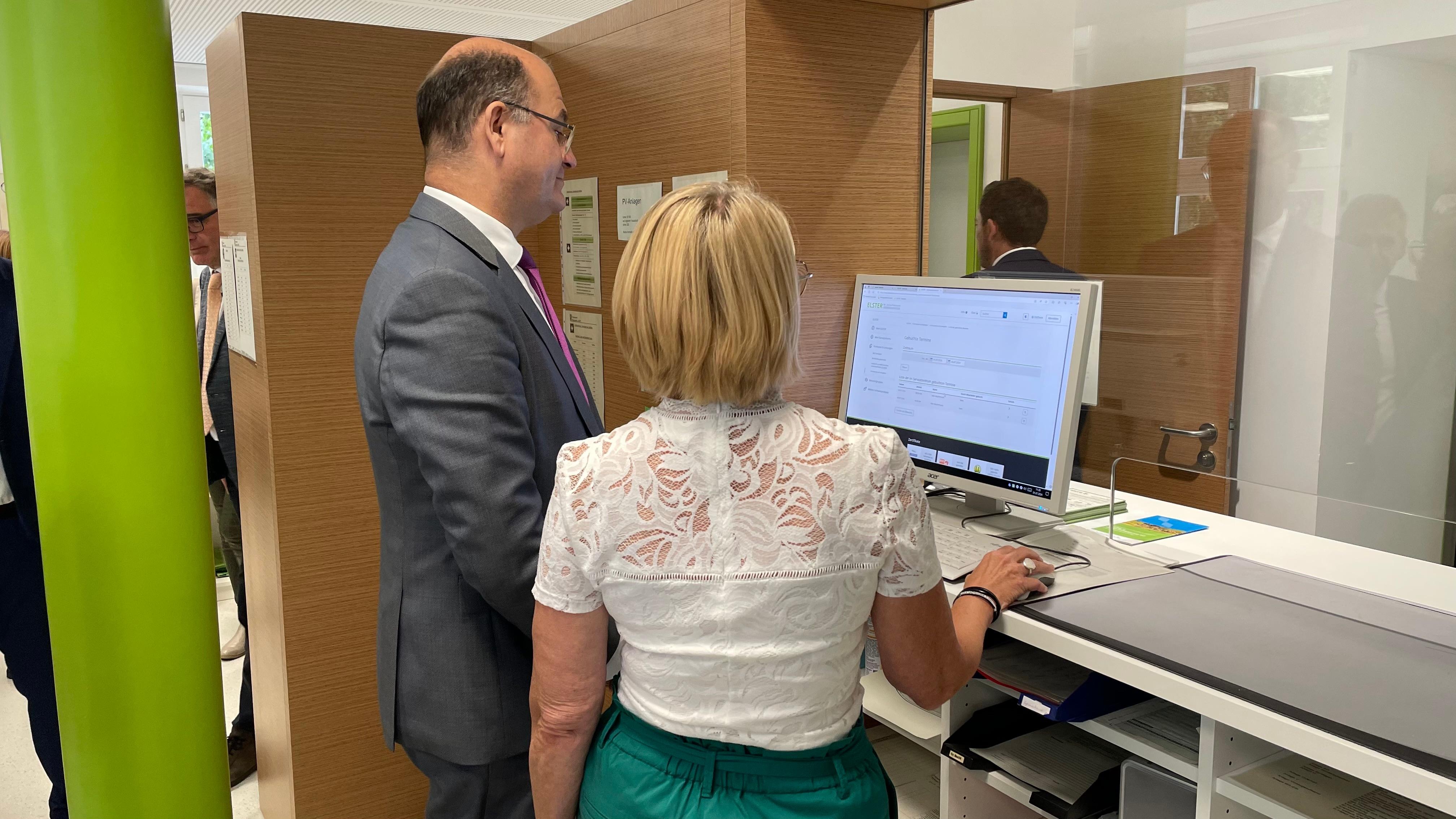 Füracker: Startschuss für modernes Terminsystem in Finanzämtern | BR24