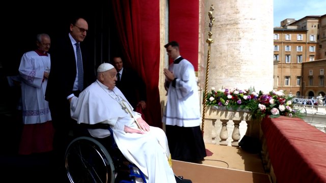 Mit schwacher Stimme: Franziskus spendet "Urbi et Orbi"-Segen | BR24