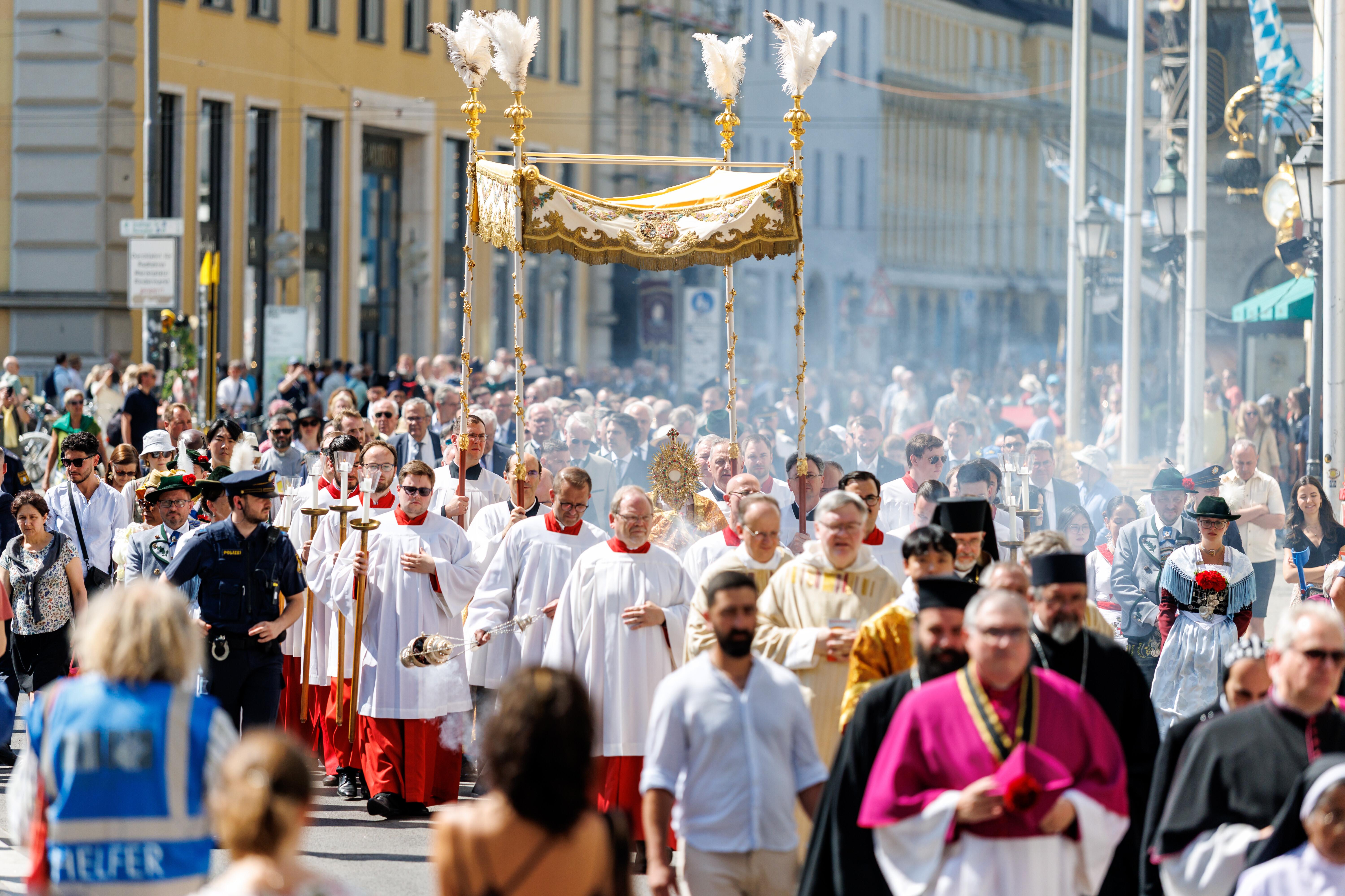 Fronleichnam: Eine Ordensfrau hat das katholische Fest erfunden | BR24