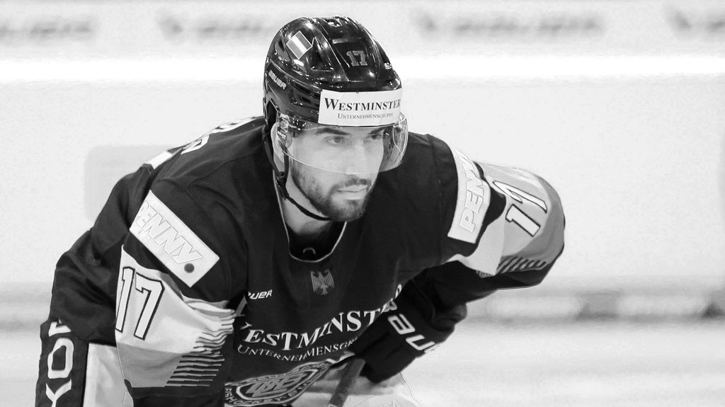 Nach Tod von Tobias Eder: Tränen und Stille vor Eisbären-Spiel | BR24