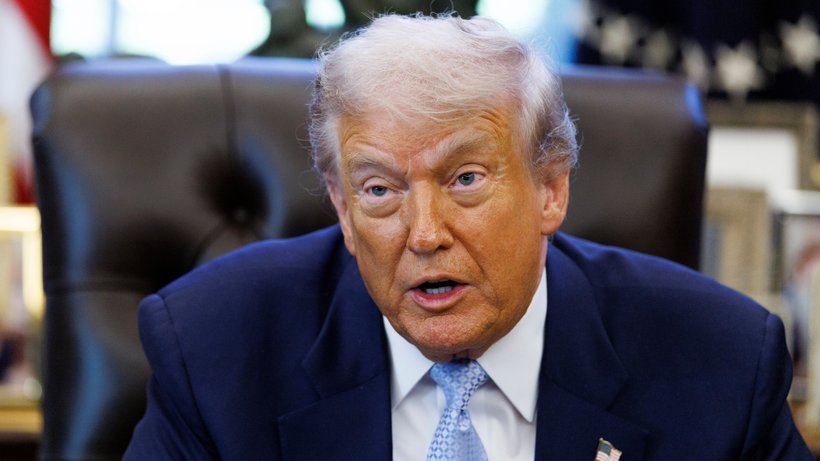 Trump unterzeichnet Gesetz zur Freigabe von Epstein-Akten | BR24