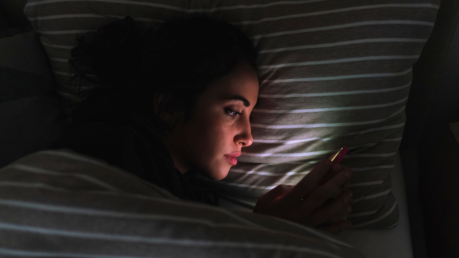 Studie: So schädlich ist "Doomscrolling" am Smartphone | BR24