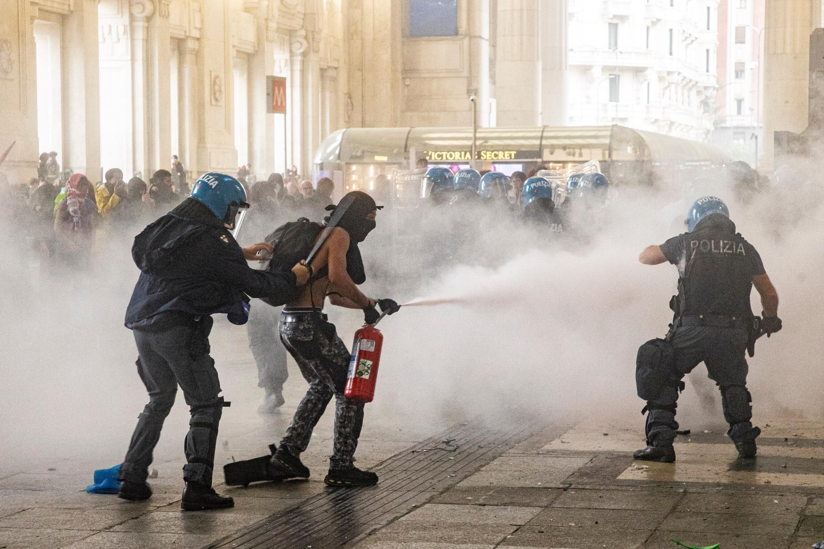 Dozens of injuries at riots in Milan – Archyde