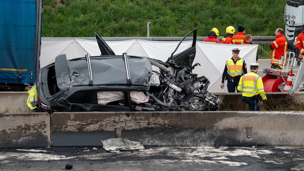 Tödlicher Verkehrsunfall auf der A9 am Morgen | BR24
