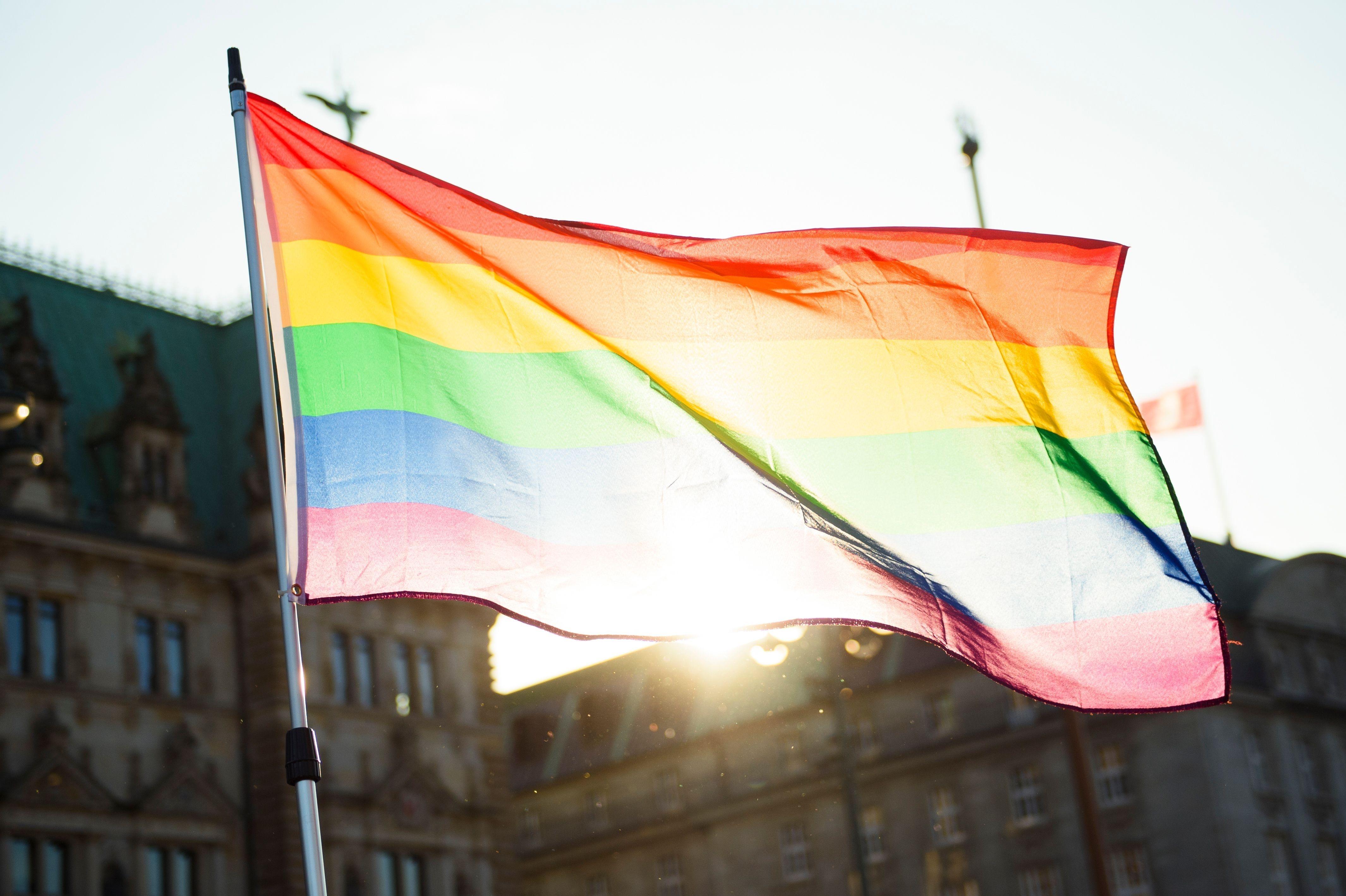 Nach Streit um Regenbogenfahne: Kompromiss in Aschaffenburg | BR24