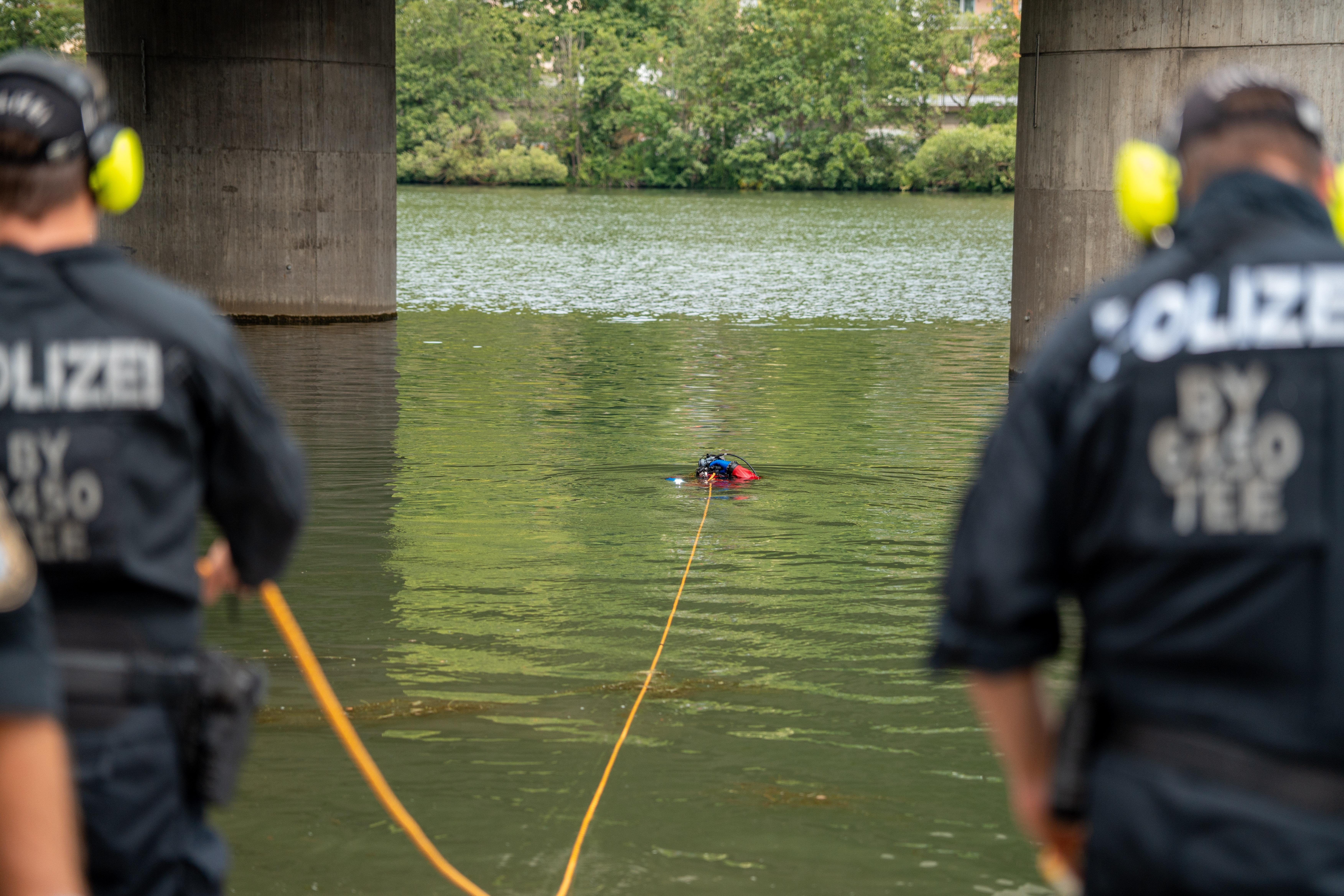 Sabotagefälle: Taucher suchen Beweise in der Donau | BR24