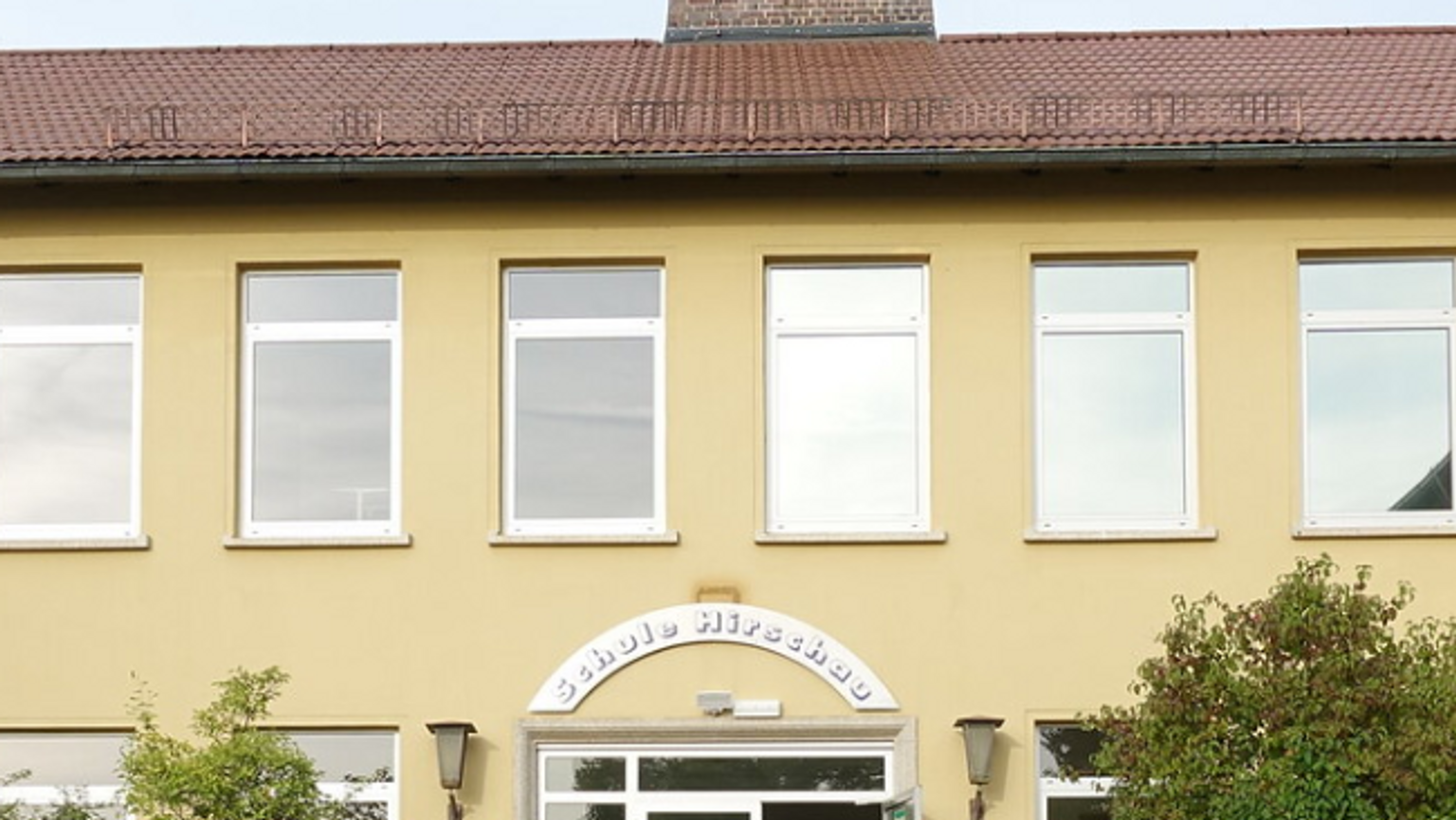 Marode Schule: Fenster fällt heraus und zerschlägt Tischplatte | BR24