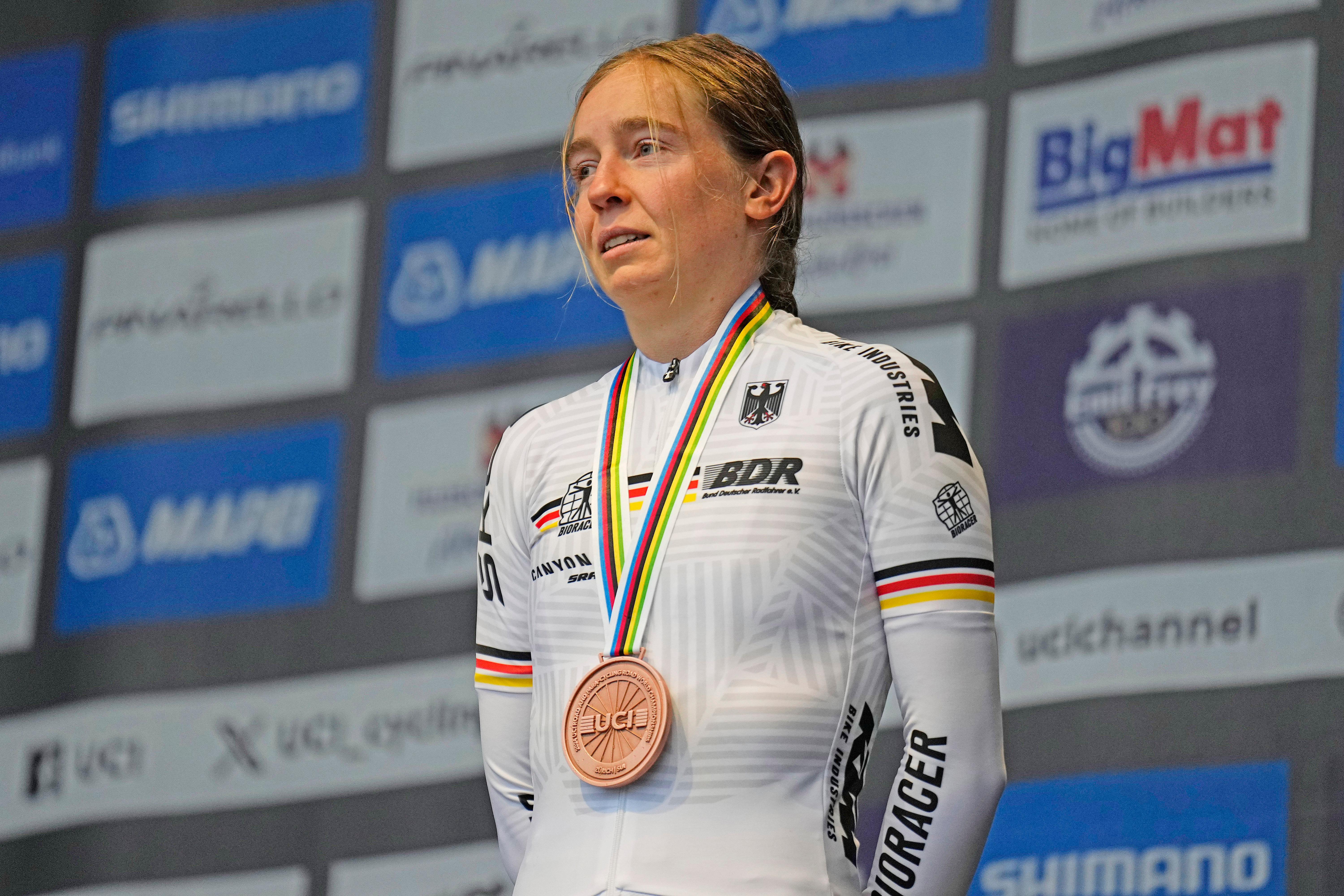 Im WM-Rennen: Niedermeier weint nach Tod der Rad-Kollegin Furrer | BR24