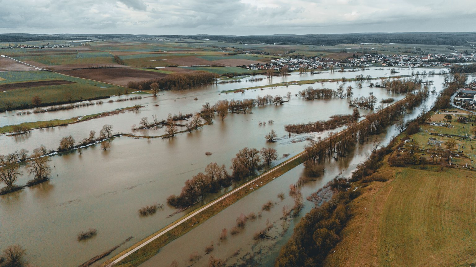 Hochwasser in Bayern: Lage an der Donau noch angespannt | BR24