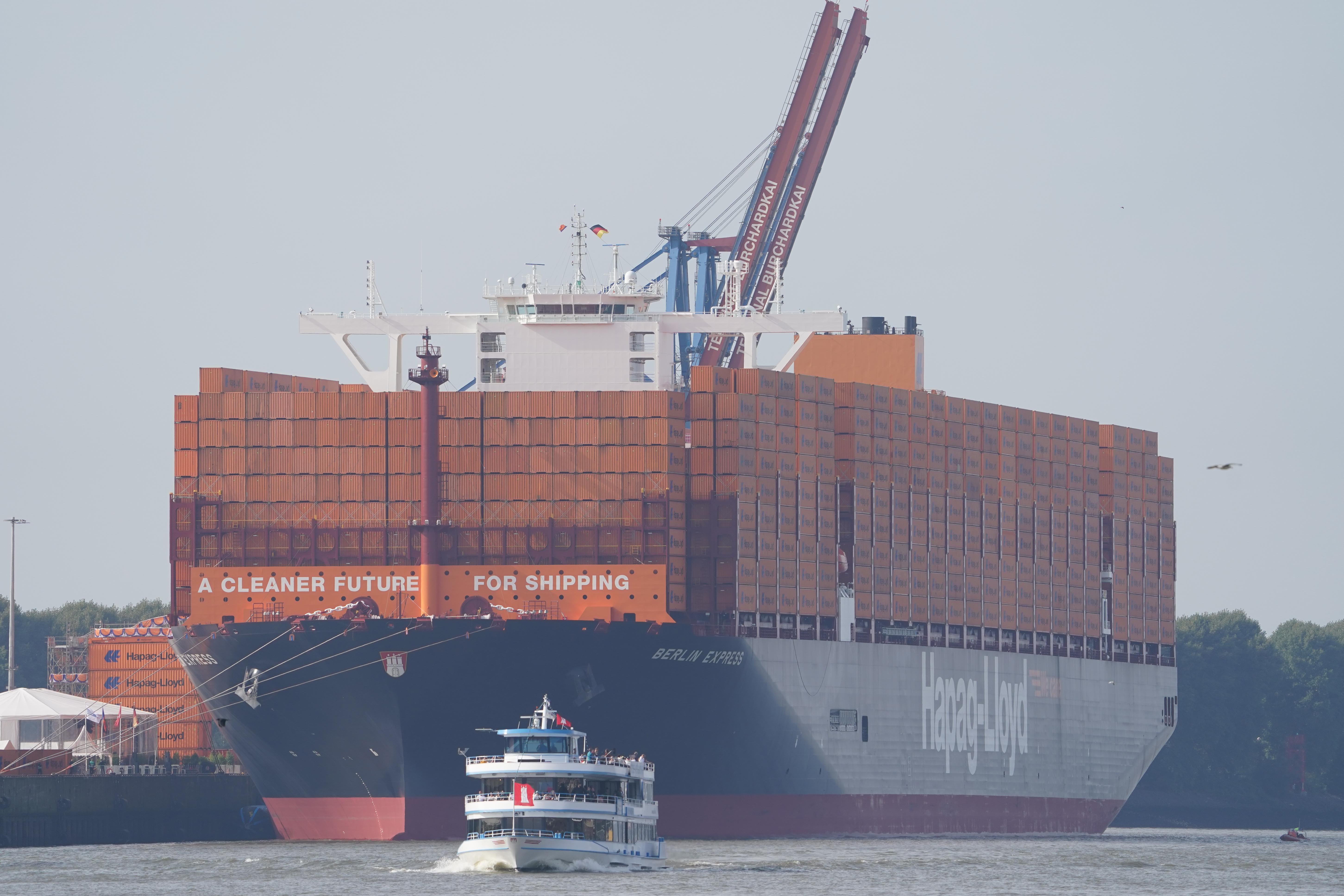 Deutscher Hapag-Lloyd-Frachter im Roten Meer beschossen | BR24
