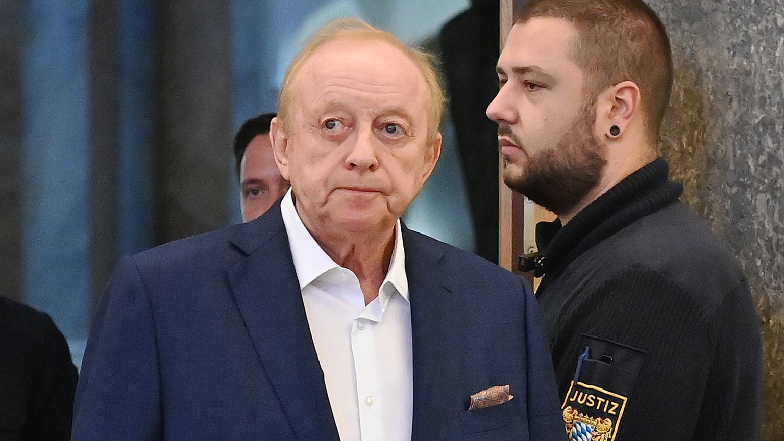 Erding: Mit Messer bewaffneter Mann von Polizei angeschossen | BR24